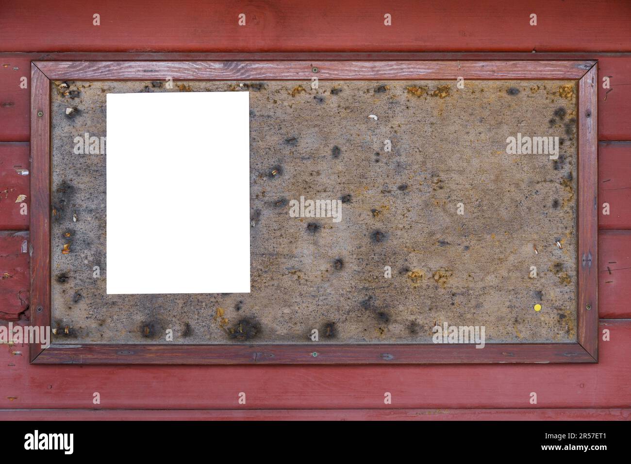 Old bulletin board with an empty white note on red wooden wall Stock ...
