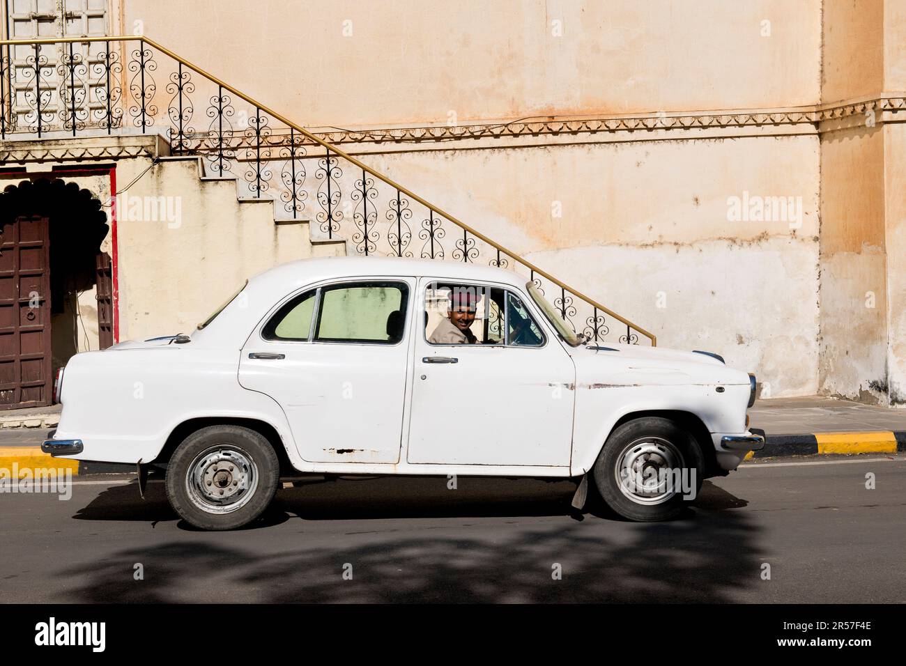 India. Rajasthan. Udaipur. old car Stock Photo - Alamy
