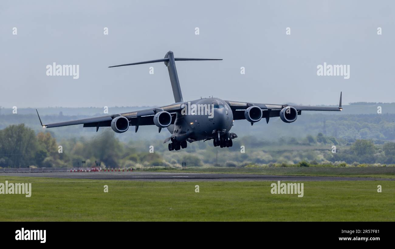 RAF Boeing C-17 Globemaster III landing at the Abingdon Air & Country ...
