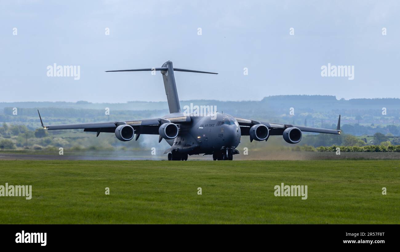 RAF Boeing C-17 Globemaster III landing at the Abingdon Air & Country ...