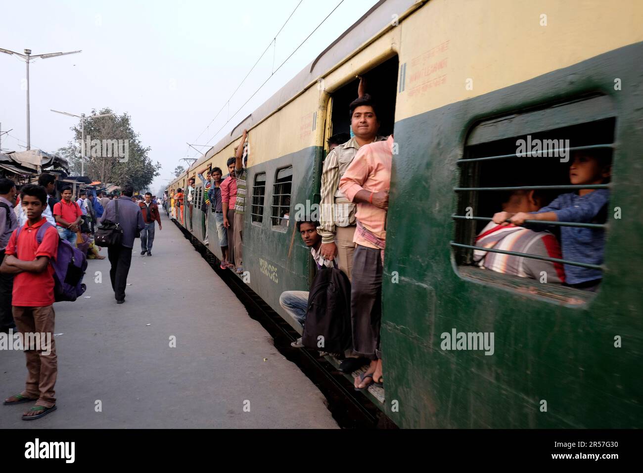 India. Kolkata. railway station Stock Photo - Alamy