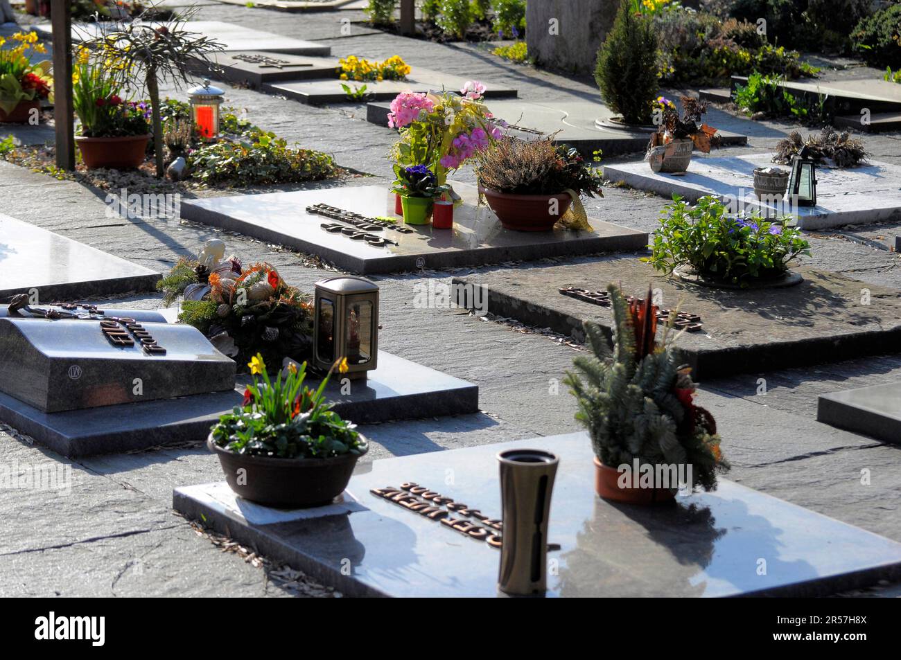 Cemetery urn graves grave hi-res stock photography and images - Alamy