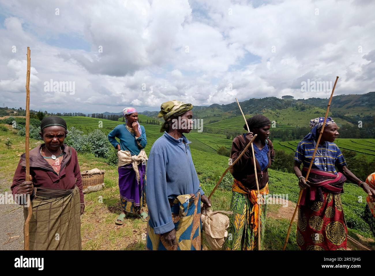 Rwanda. surrounding of Kibuye. peasants at work Stock Photo - Alamy