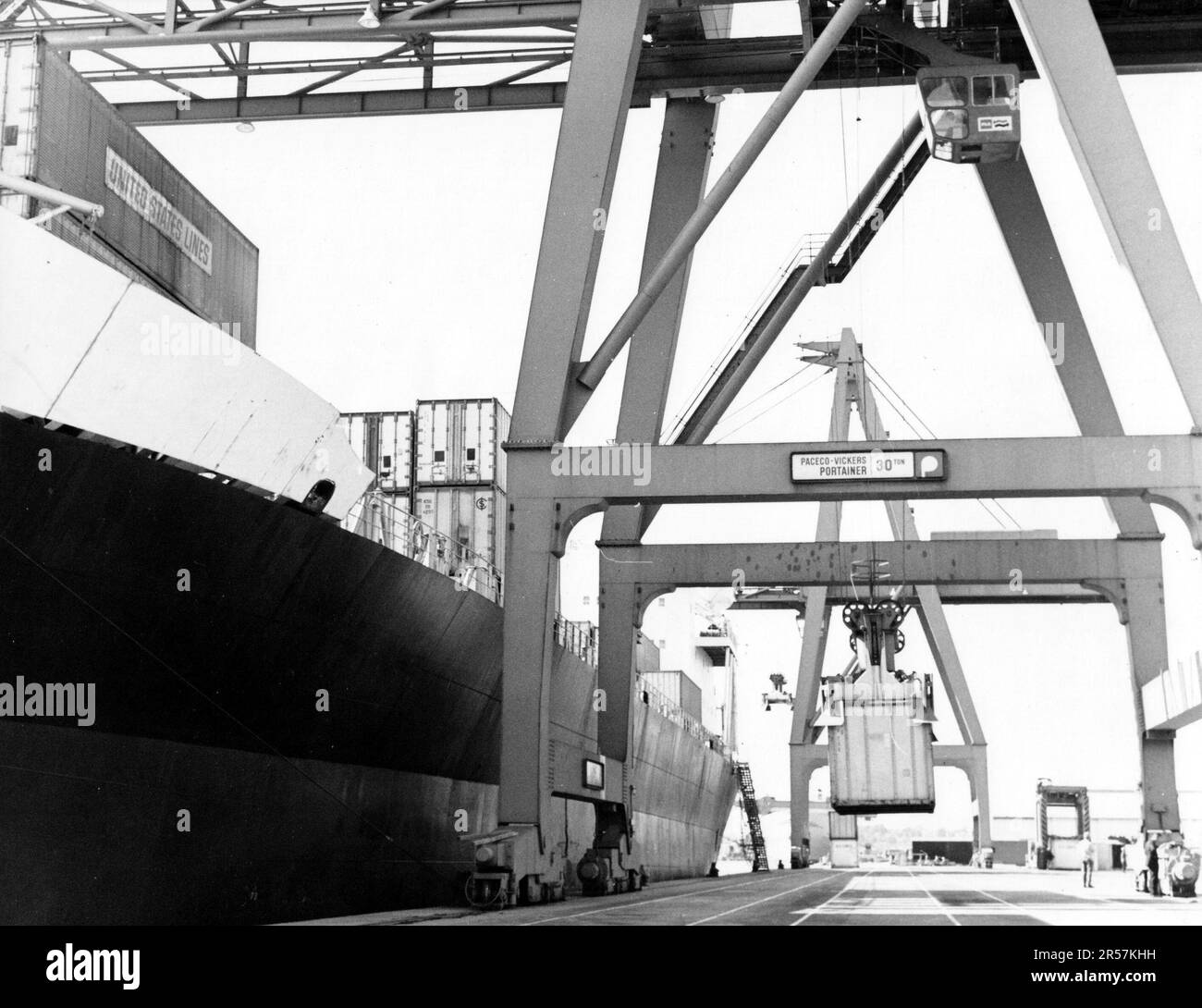 Container Loading - United States Lines - Cargo Stock Photo - Alamy