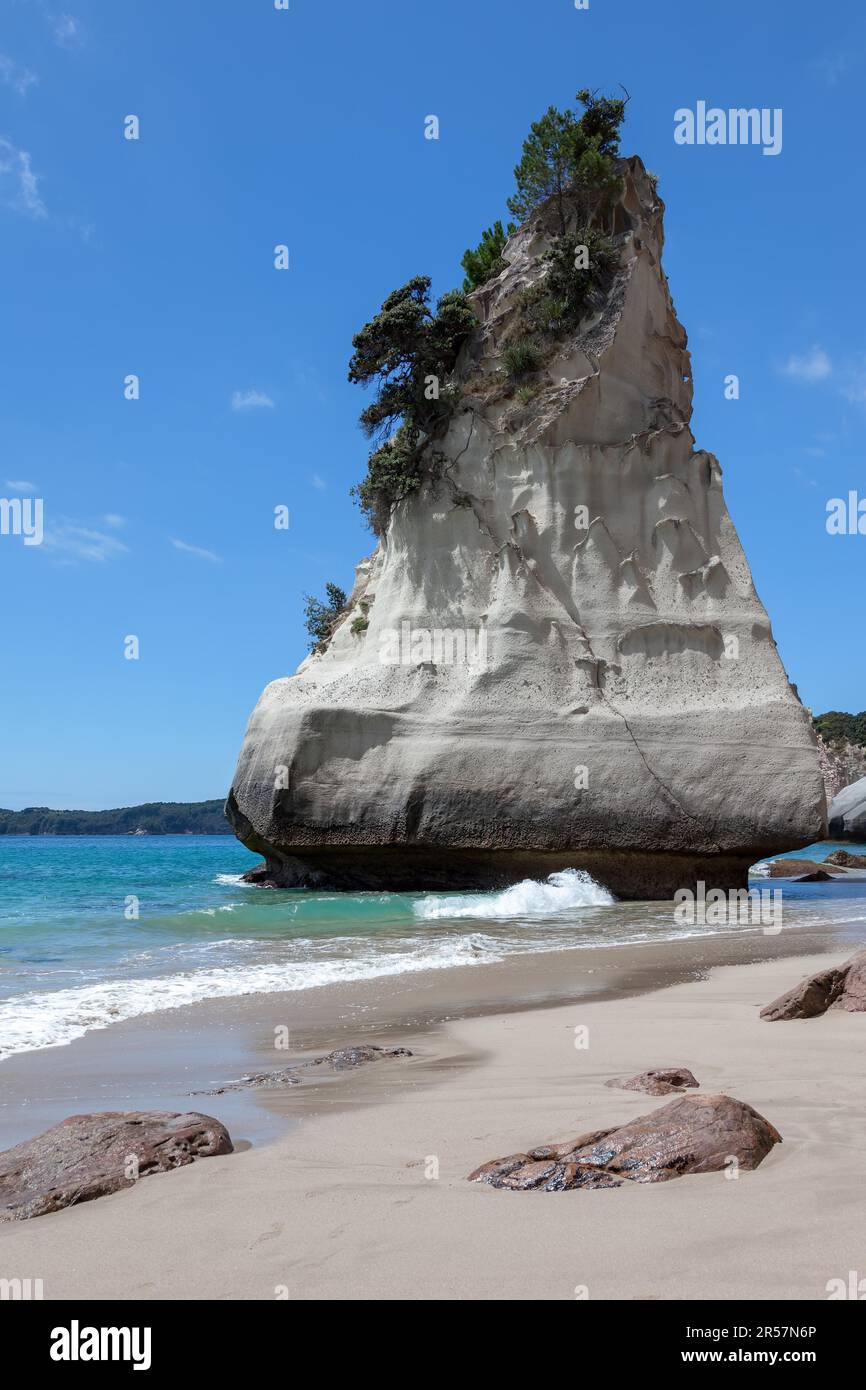 Unusual rock formation at Cathedral Cove on the Coromandel Peninsula ...
