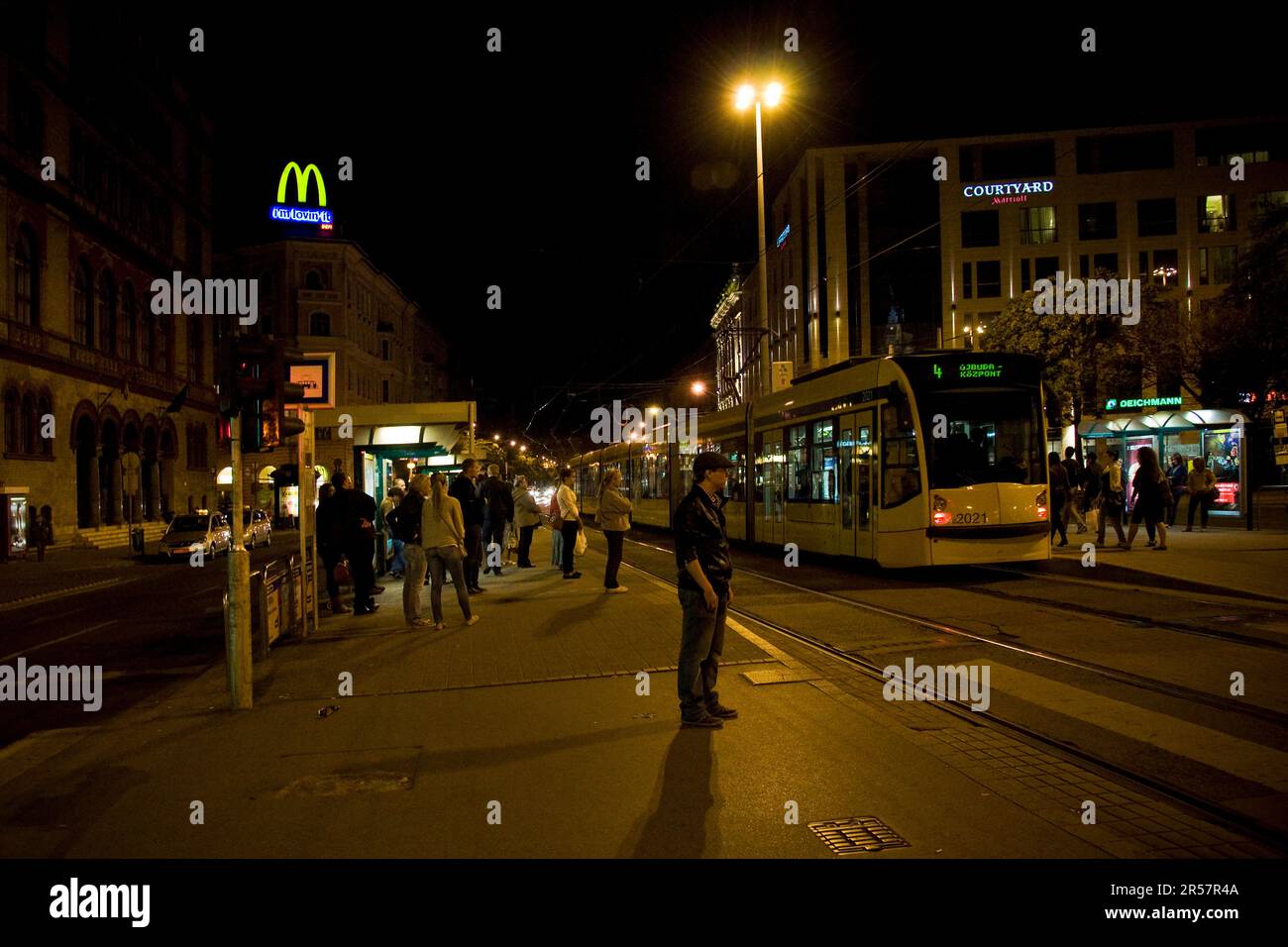 Hungary. Budapest. daily life in the night Stock Photo - Alamy