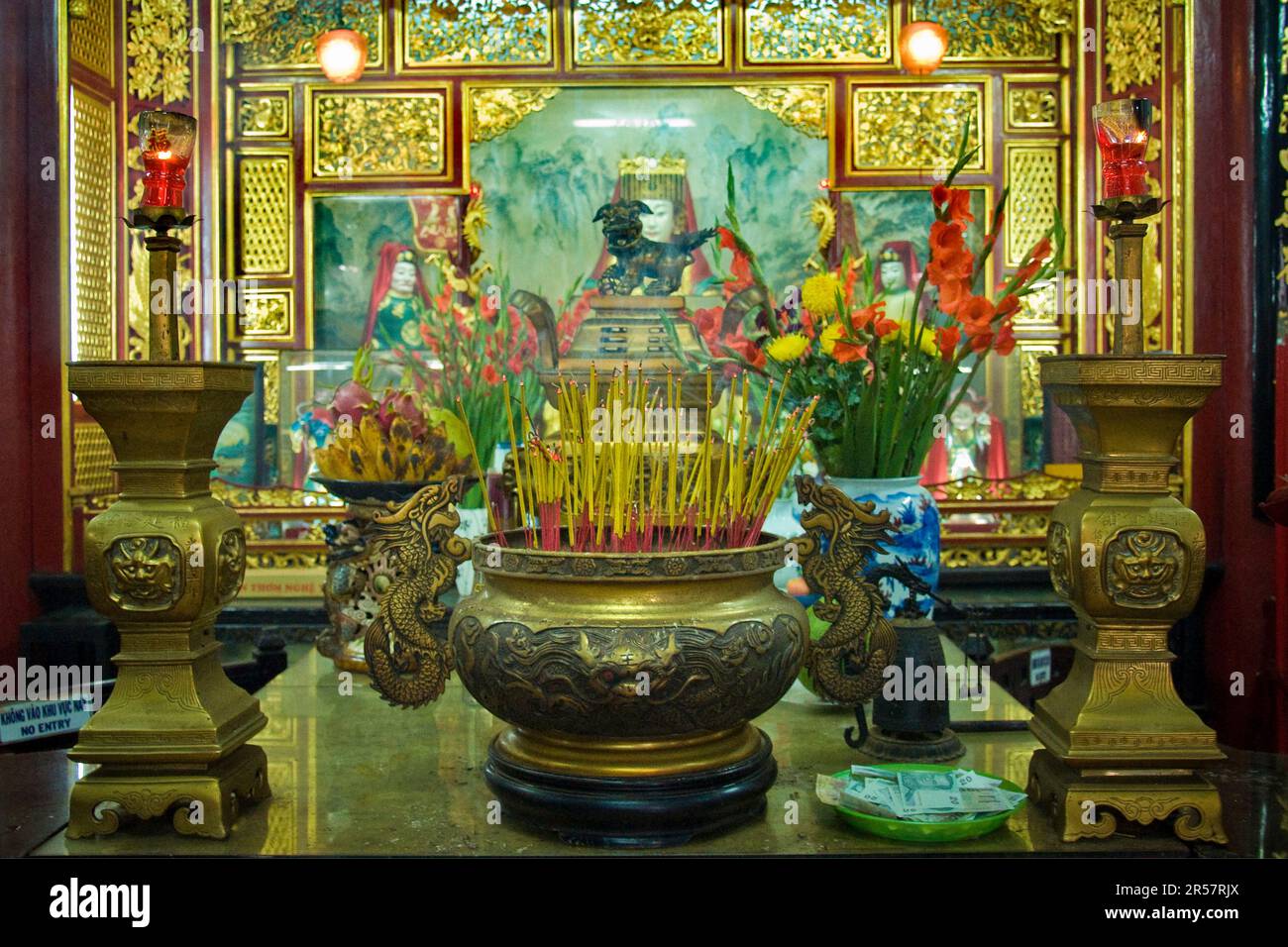 Quan cong temple vietnam hi-res stock photography and images - Alamy