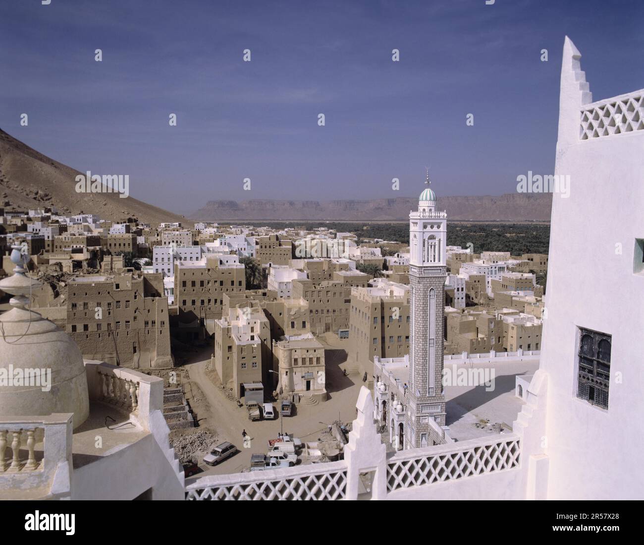 View over the rooftops of Sayun, Hadramaut, Yemen Stock Photo - Alamy