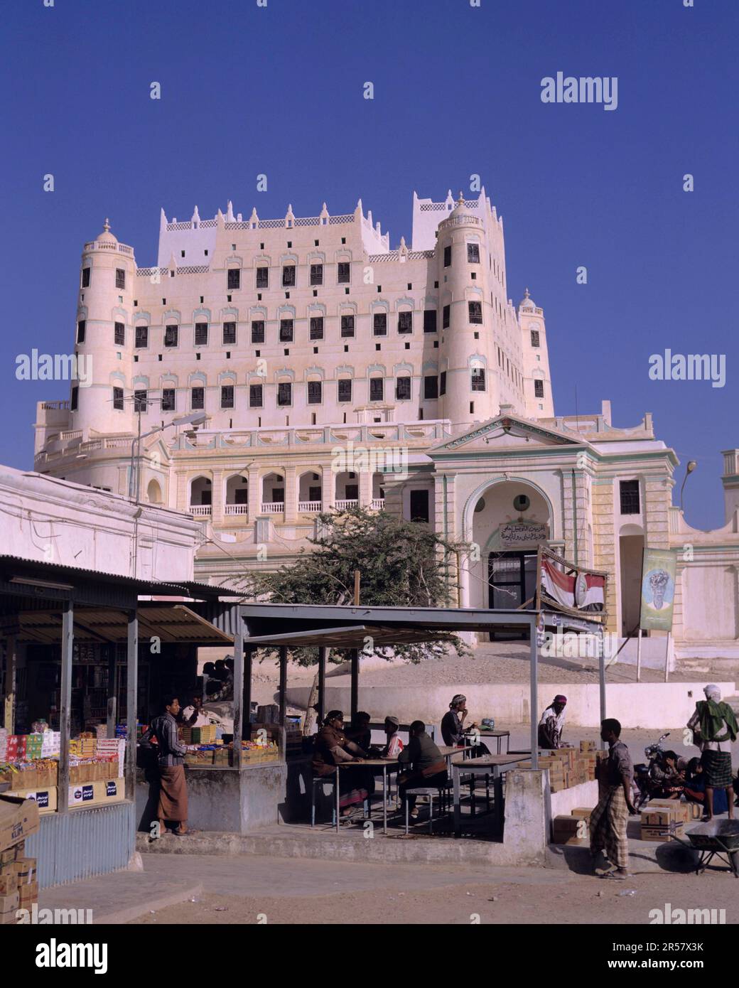 Teahouse and shop in front of the Sultan's Palace in Sayun, Seyun ...