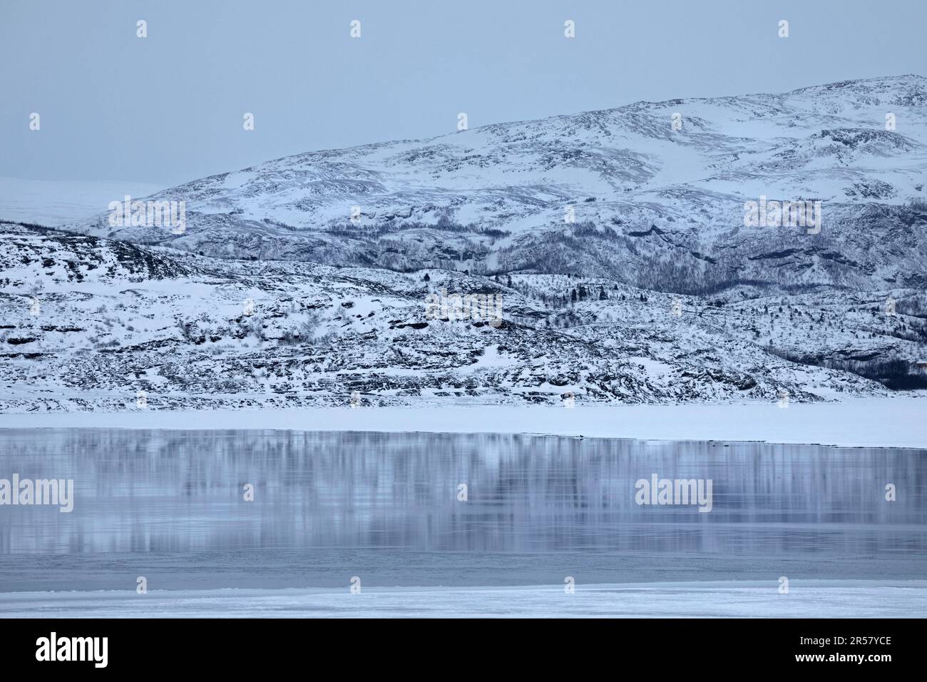 Frozen lake mountain backdrop hi-res stock photography and images - Alamy