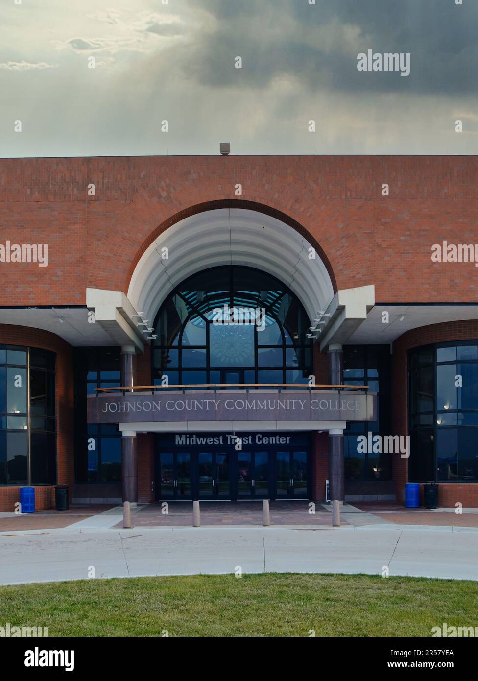 Midwest trust center hi-res stock photography and images - Alamy