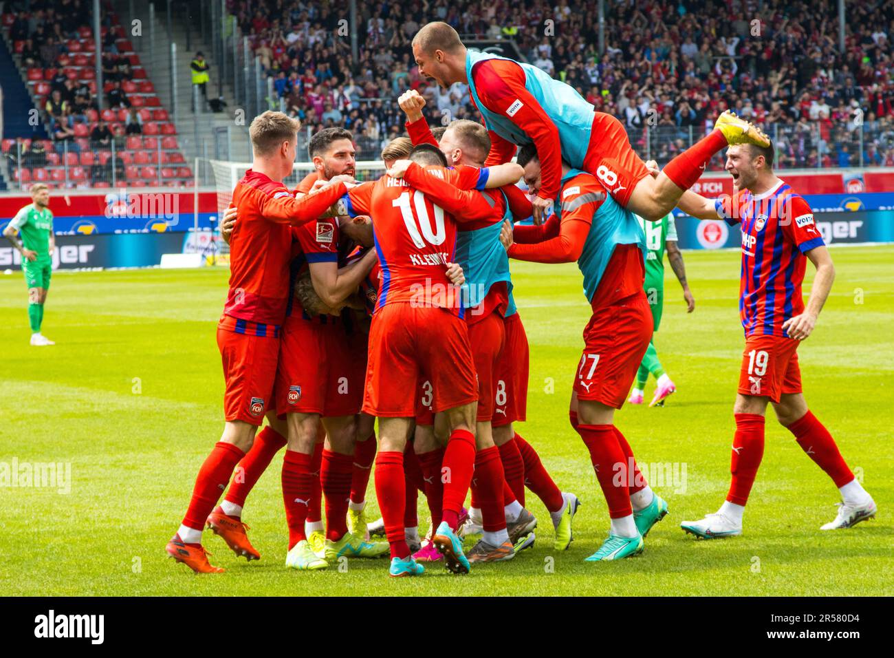 Jan-Niklas BESTE (1.FC Heidenheim) is celebrated by his teammates after ...