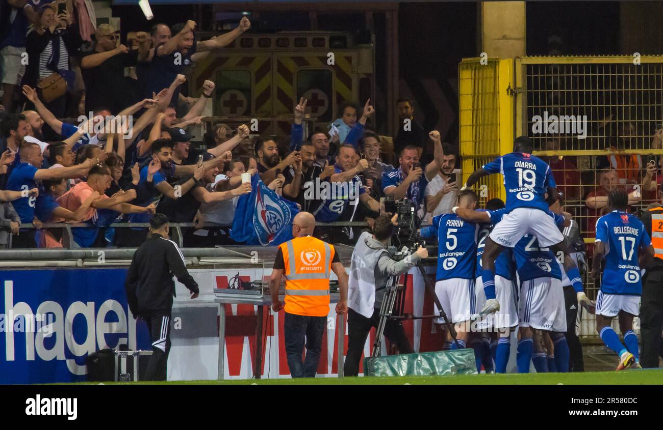Kevin GAMEIRO 9 (Racing Strasbourg) cheers with his team-mates and fans ...