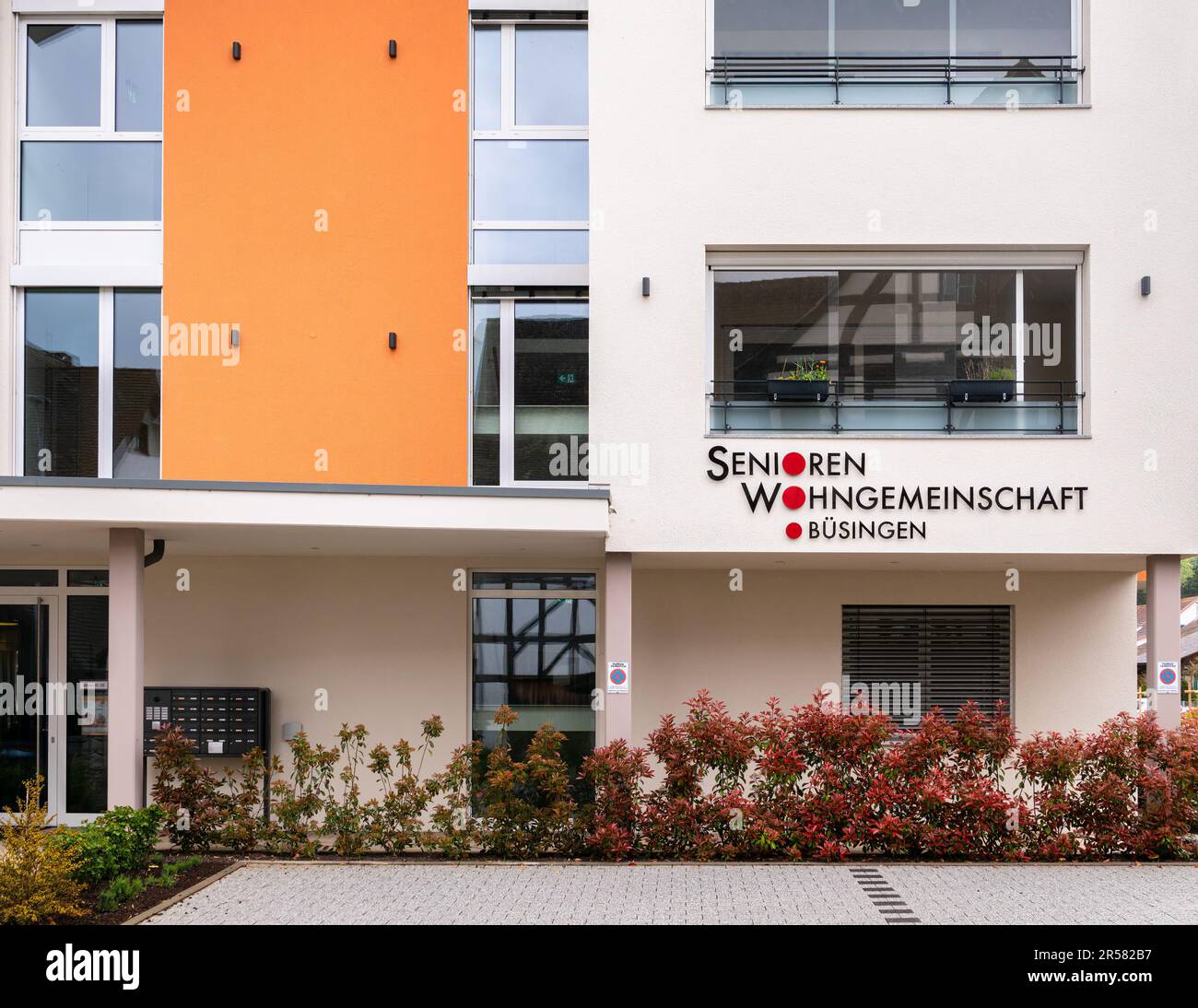 Retirement home people exterior hi-res stock photography and images - Alamy