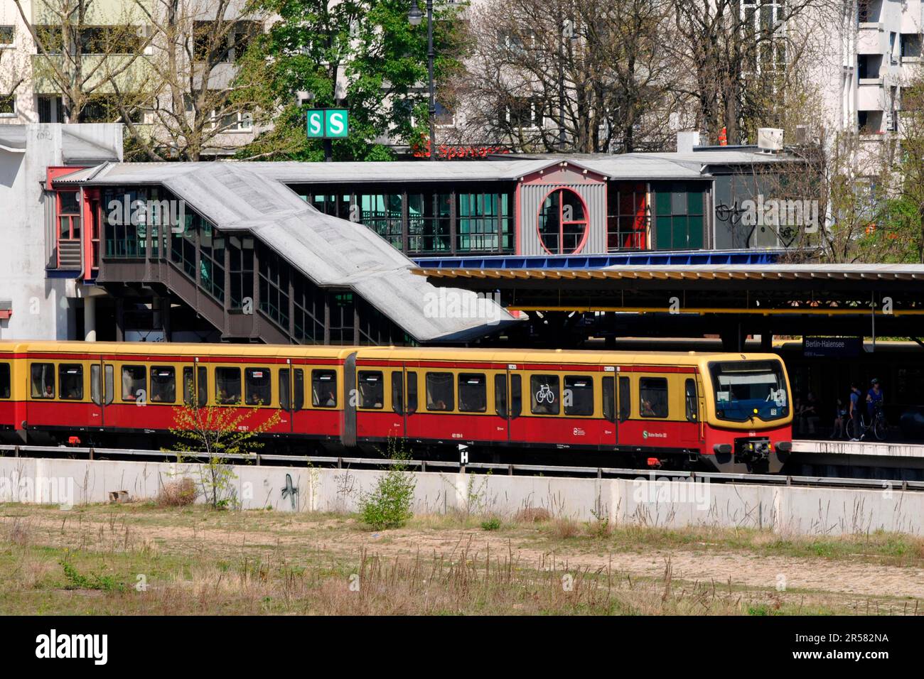 Halensee station, Wilmersdorf, Berlin, S-Bahn, Germany Stock Photo - Alamy