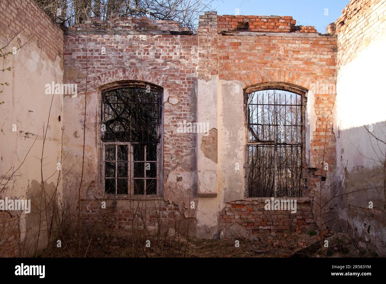 Ruin destroyed old brick hi-res stock photography and images - Alamy