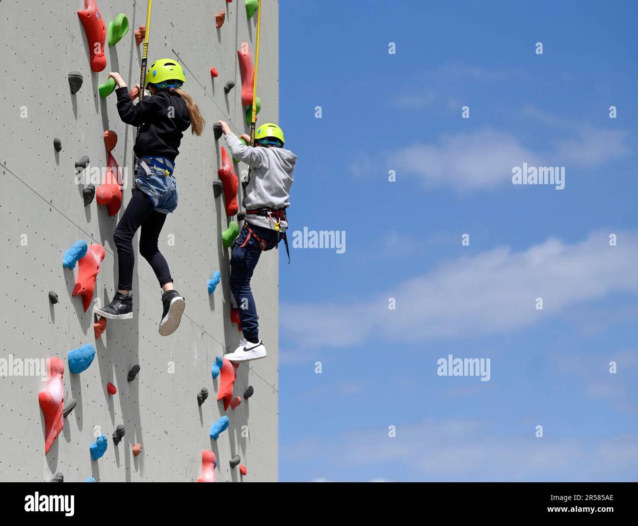 Climbing wall and teenager hi-res stock photography and images - Alamy