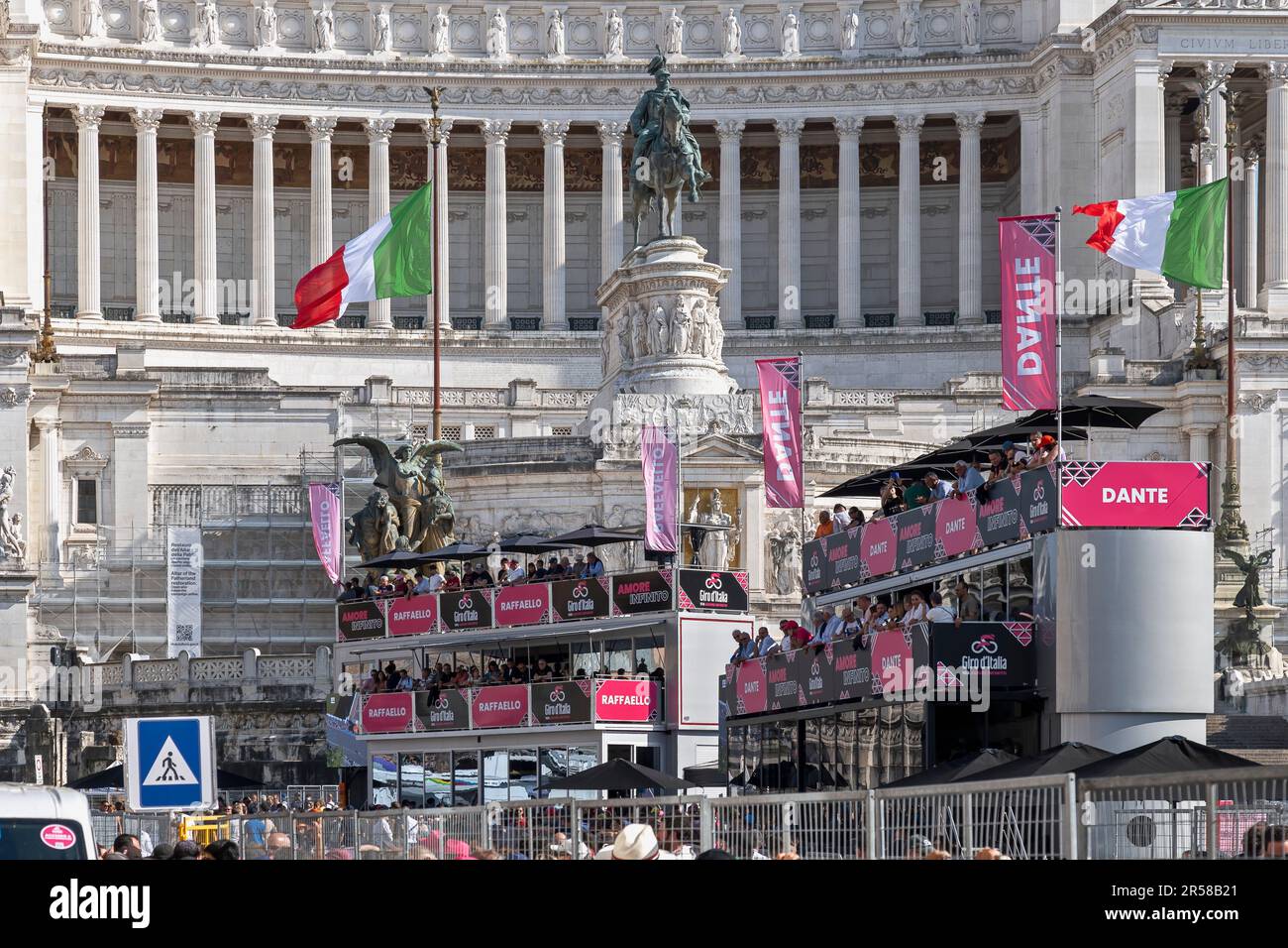 Italian flag crowd hi-res stock photography and images - Alamy