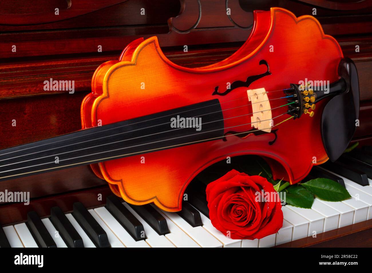 Violins and pianos hi-res stock photography and images - Alamy