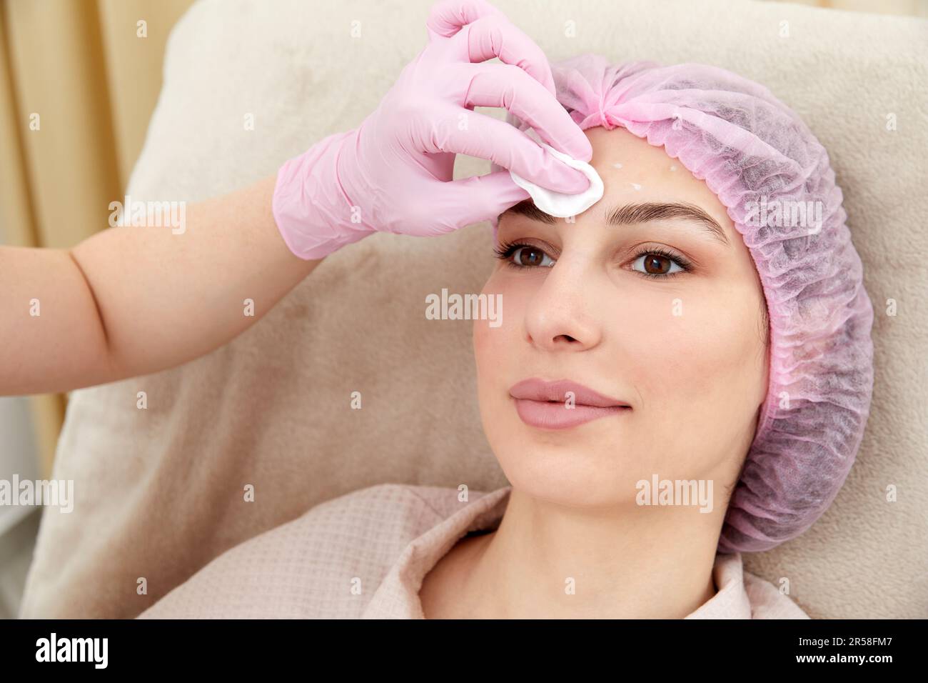 Cosmetologist performs the lift procedure by injecting beauty ...