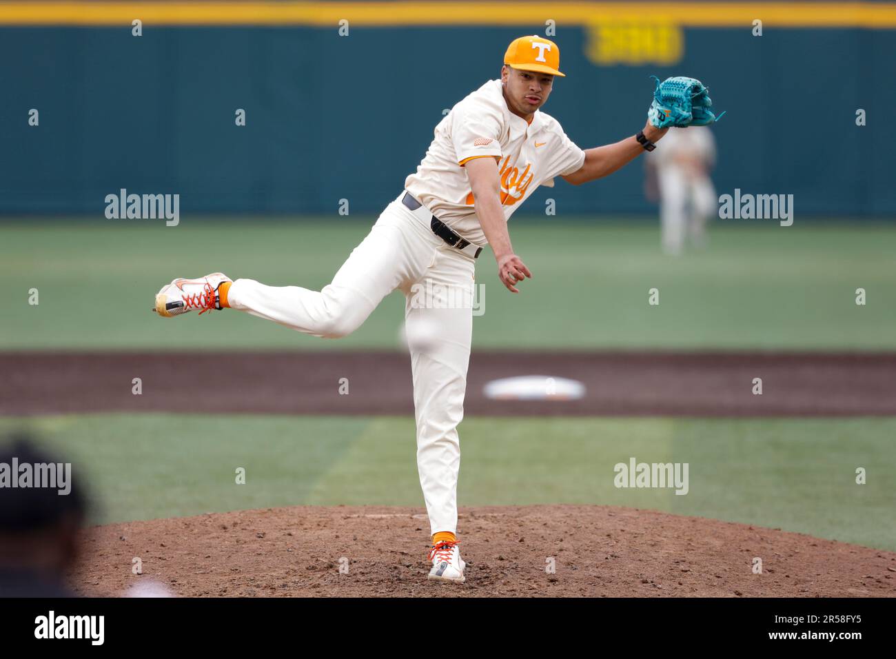 Tennessee Volunteers relief pitcher Chase Burns (23) in action against ...