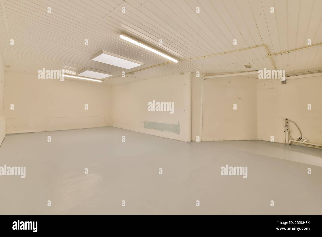 an empty room with white paint on the walls and ceilinging in place ...