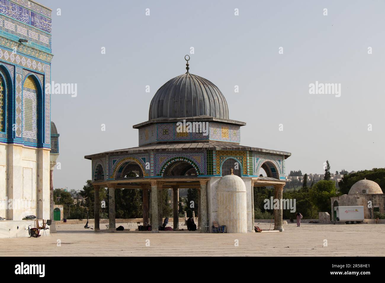 Dome of the Chain, or Qubbat al Silsilah. The Dome of the Chain outside ...