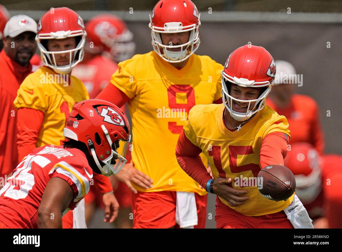 Kansas City Chiefs quarterback Patrick Mahomes (15) hands the ball off ...