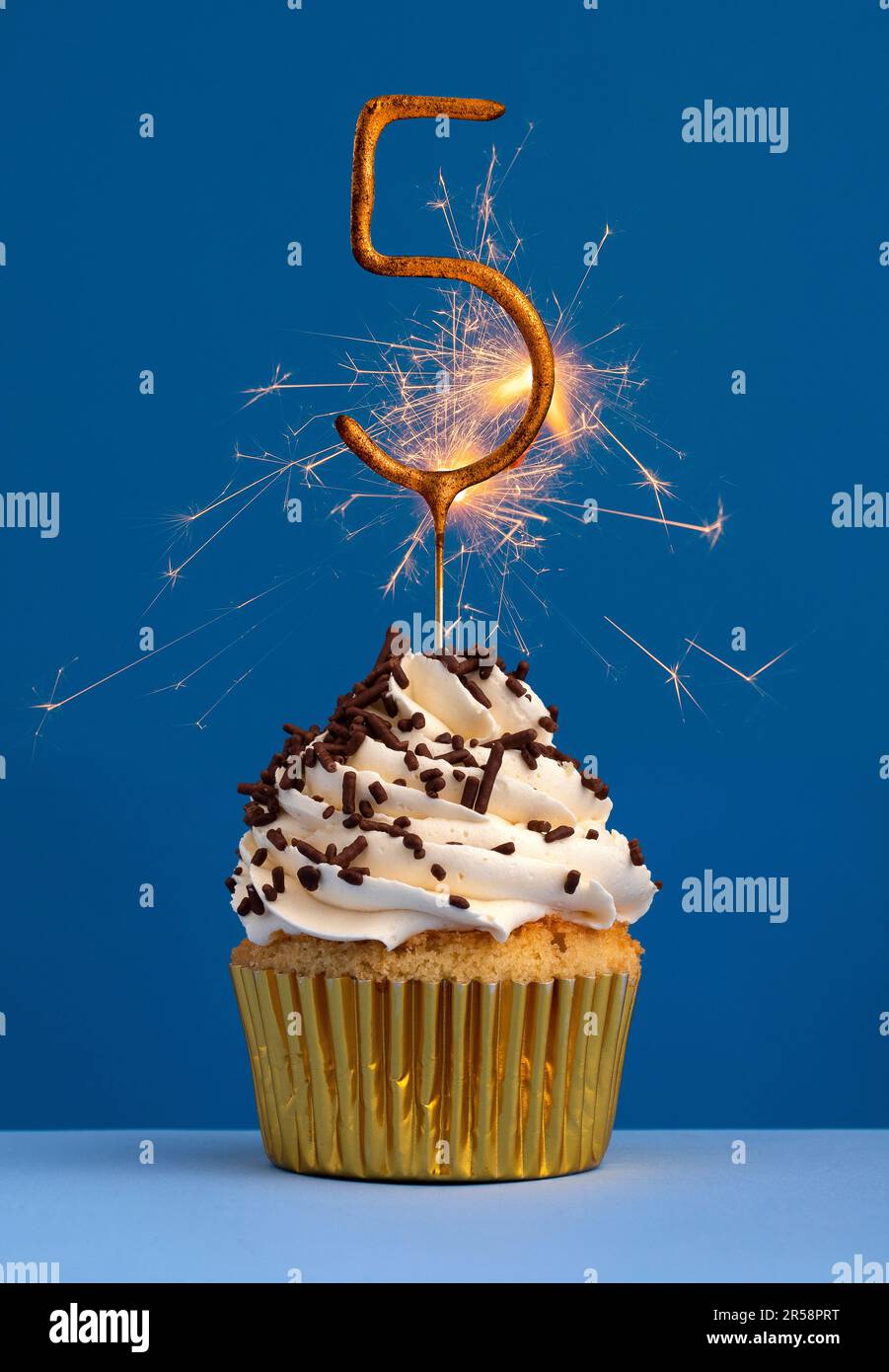 Birthday cake with sparks number 5 - Blue background Stock Photo - Alamy