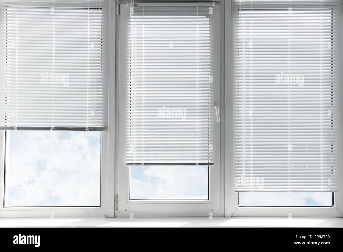 Stylish window with horizontal blinds in room Stock Photo - Alamy