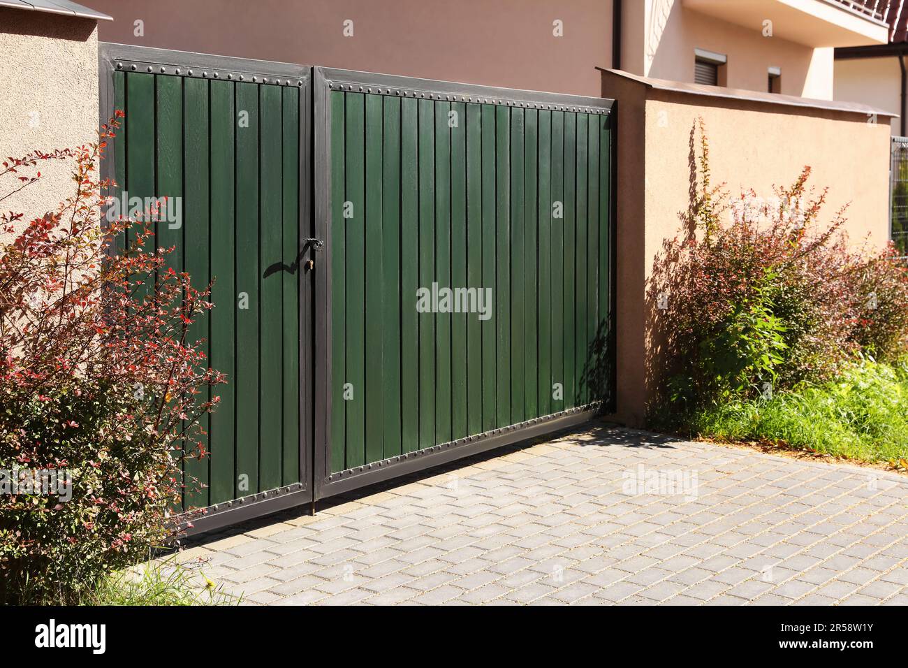 Green gates hi-res stock photography and images - Alamy