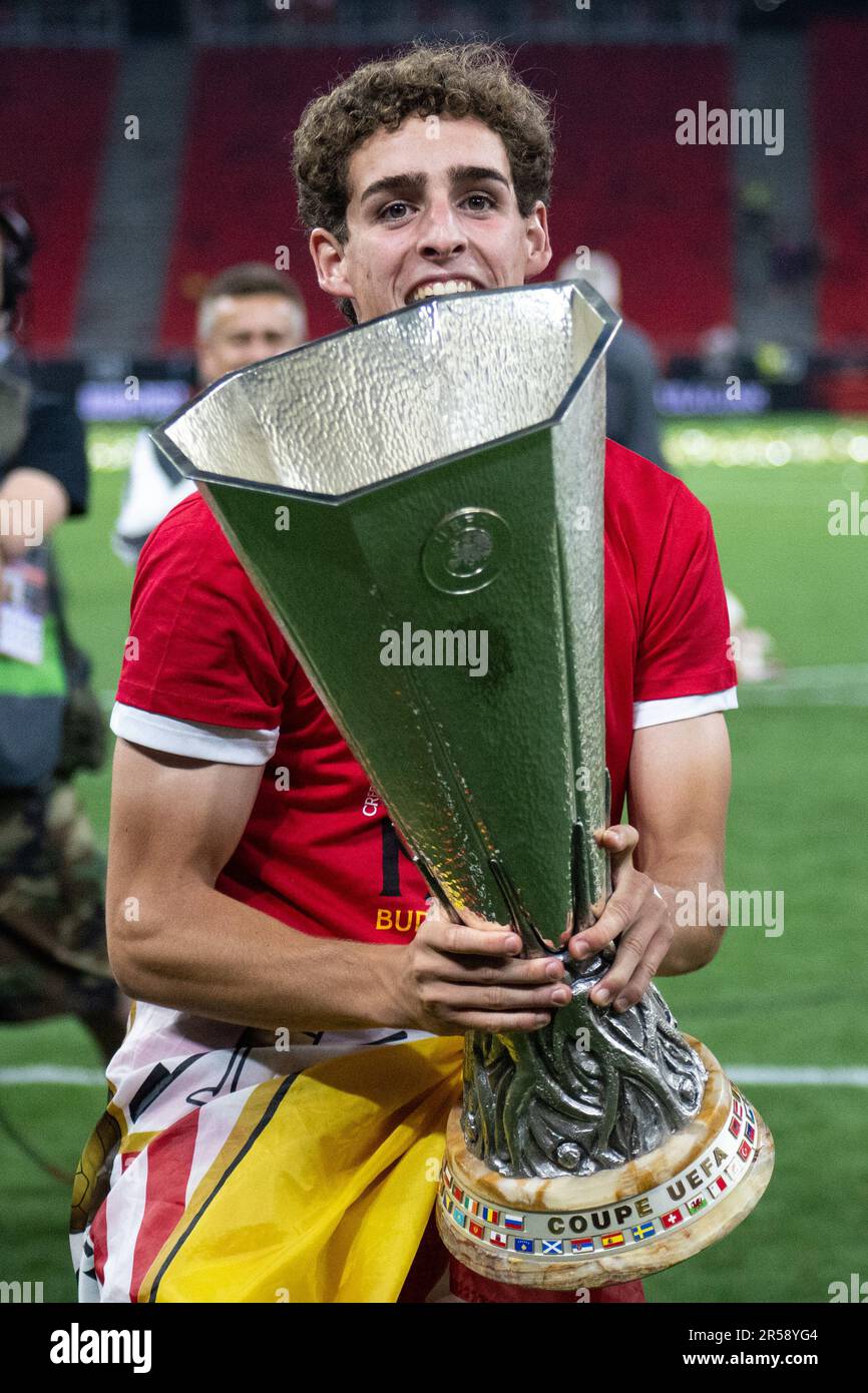 BUDAPEST, HUNGARY - MAY 31: Manu Bueno of Sevilla FC celebrate with ...