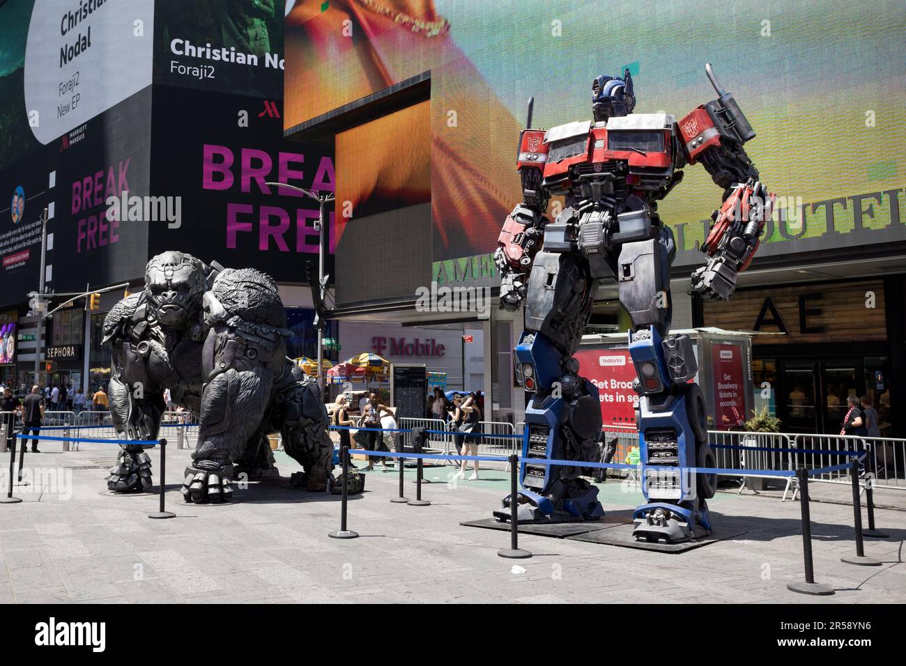 Robots spotted in Times Square to promote the film Transformers: Rise ...