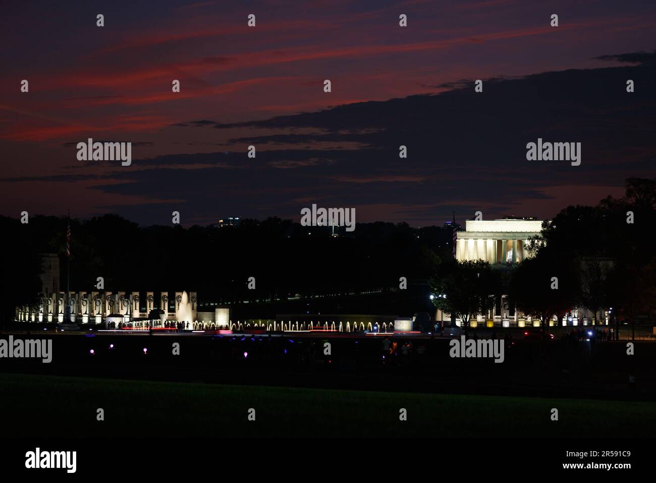 The National Mall Lincoln Memorial and World War II Memorial at Night ... The National Mall Lincoln Memorial and World War II Memorial at Night ...