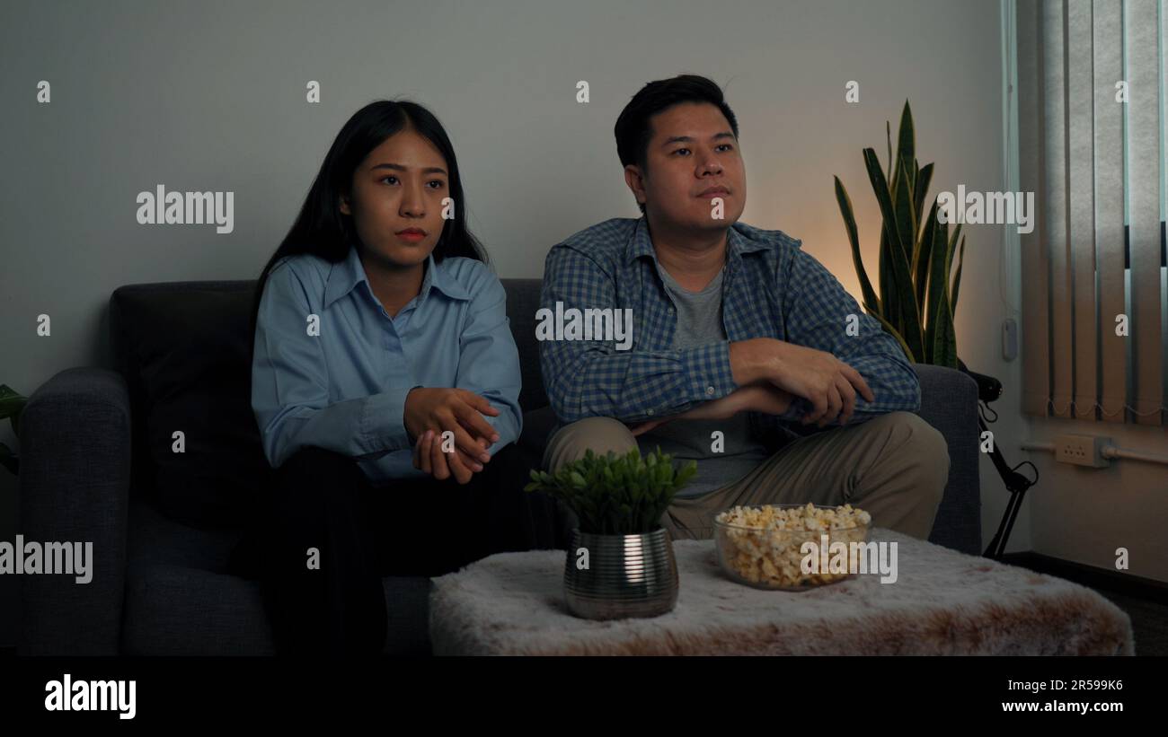 Couples watching tv night hi-res stock photography and images - Alamy