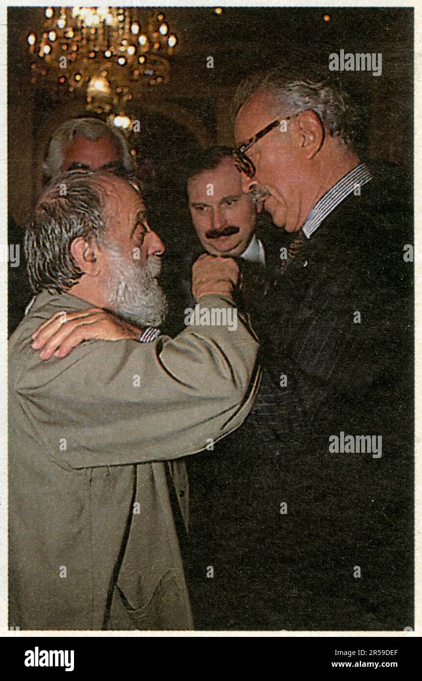 Le maire de Nice ,Jacques Médecin parle avec un Niçois célèbre, César ...