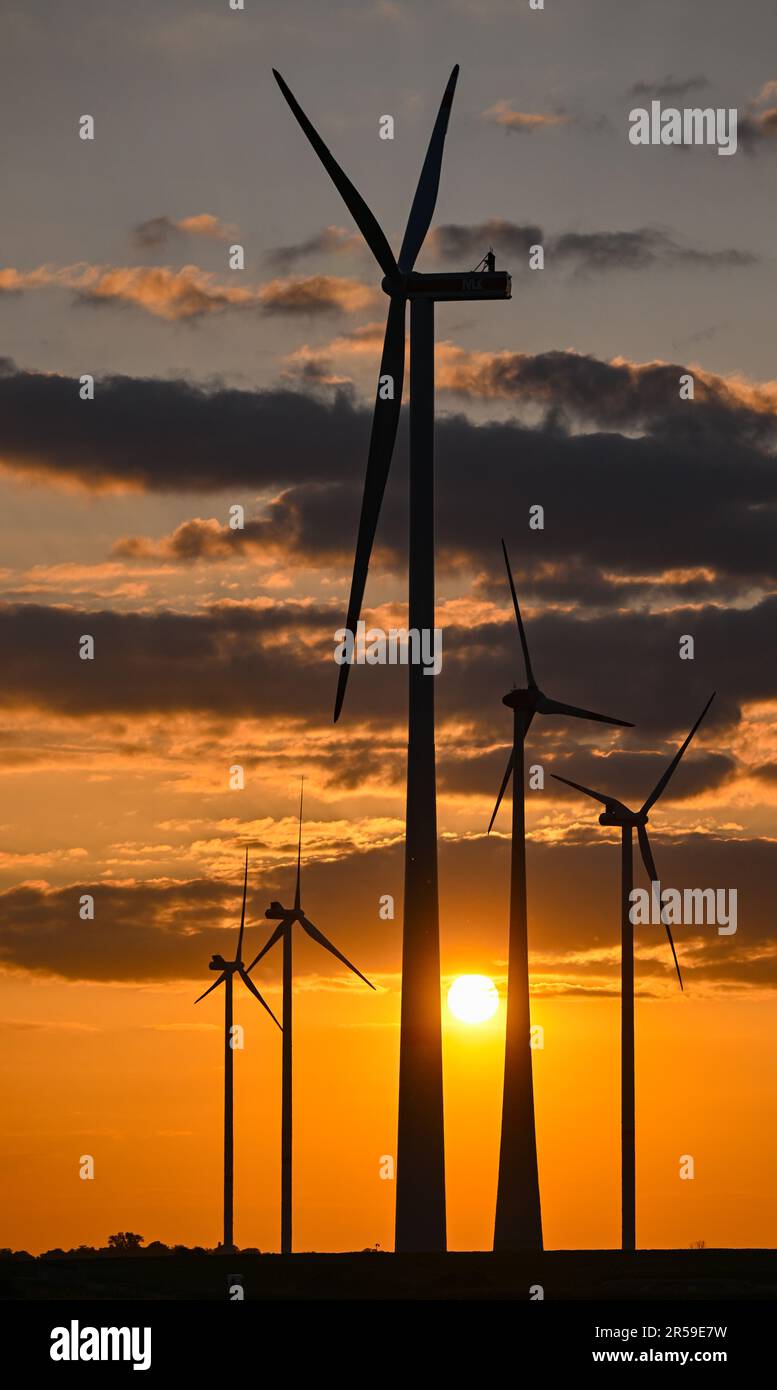 Jacobsdorf, Germany. 01st June, 2023. Wind turbines in the sunset ...