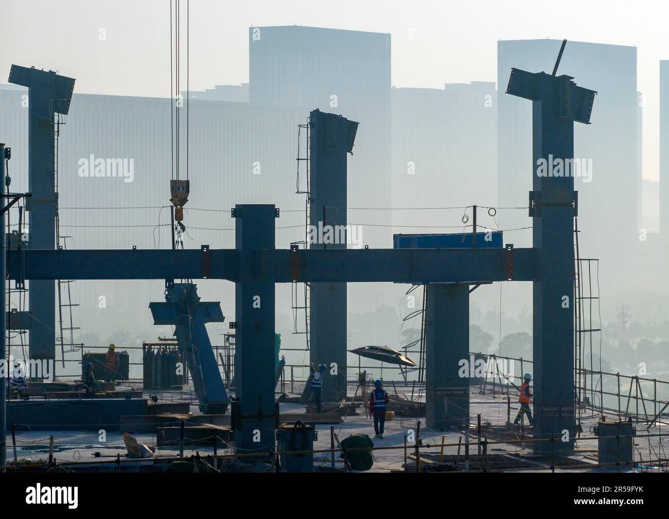 Work of science and technology workers hi-res stock photography and ...