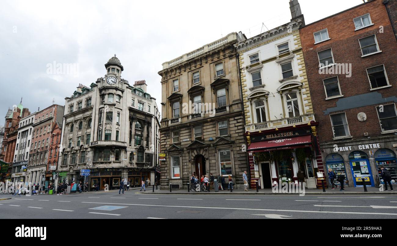 Walking along the busy Dame street in Dublin, Ireland Stock Photo - Alamy