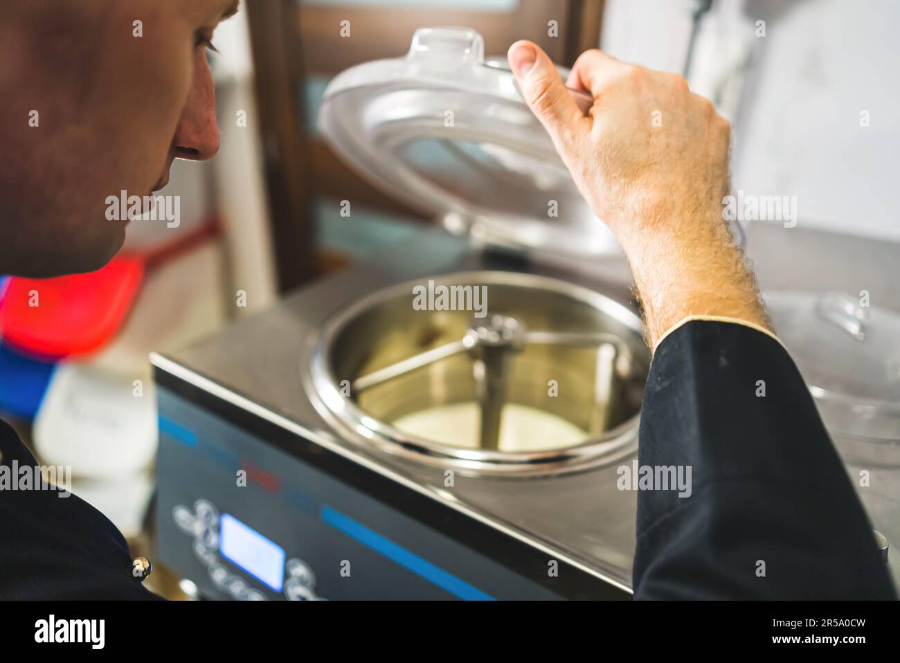 Ice cream pasteurization machine rotating with closed lid to pasteurize ...