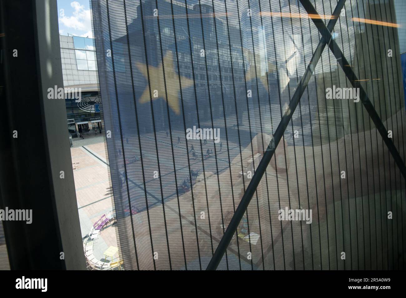 Volodymyr Zelenskyy and Roberta Metsola handshake photo on Esplanade ...