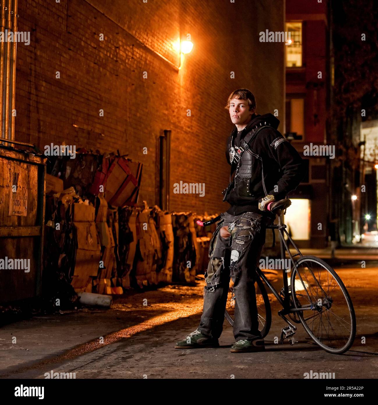 Fixed Gear Rider poses in a dark ally with his bike Stock Photo - Alamy