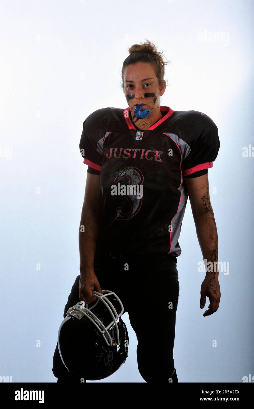 Pro football player hi-res stock photography and images - Alamy