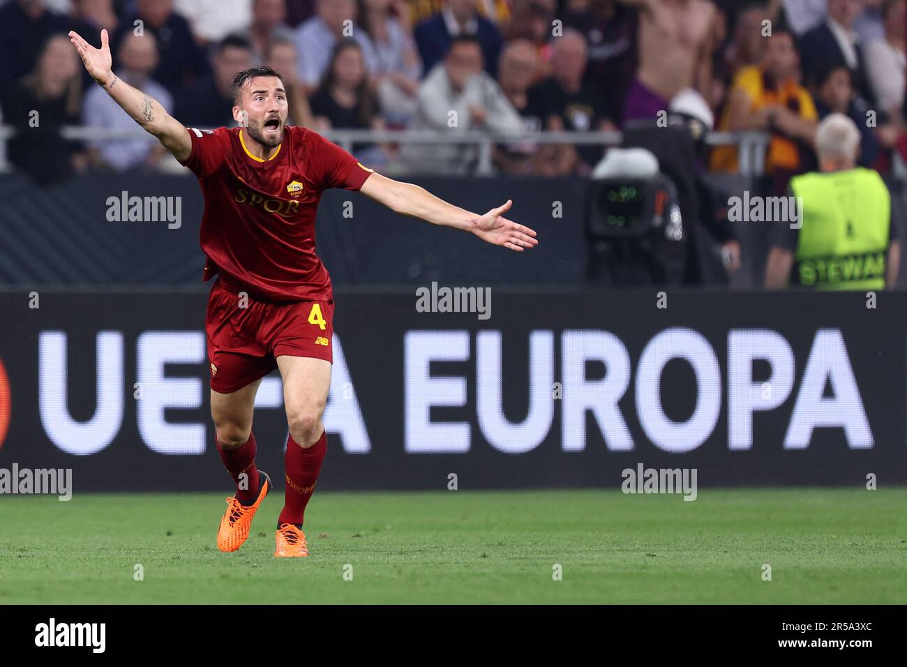 Bryan Cristante of As Roma gestures during the Uefa Europa League final ...