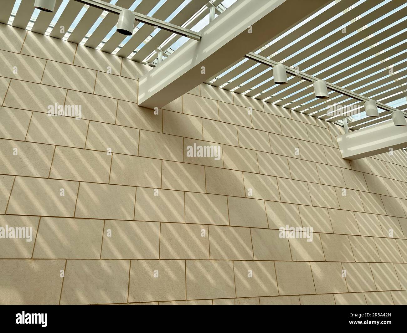Diagonal lines in architecture hi-res stock photography and images - Alamy