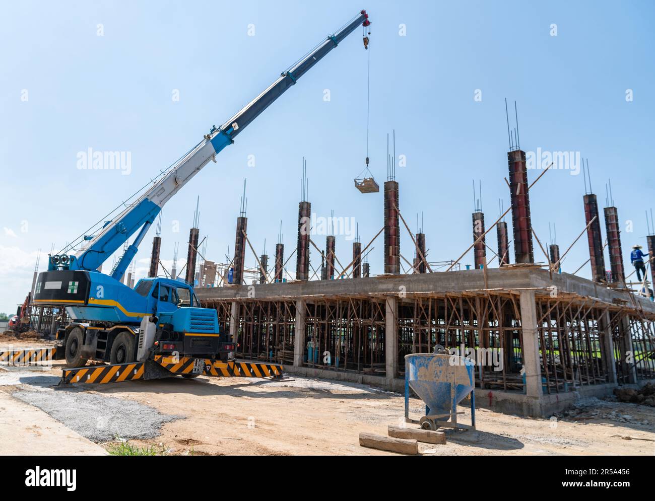 Lifting concrete bucket up by crane hi-res stock photography and images ...