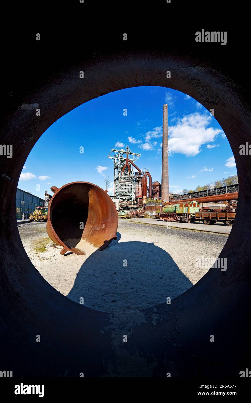 Slag ladle vertical hi-res stock photography and images - Alamy