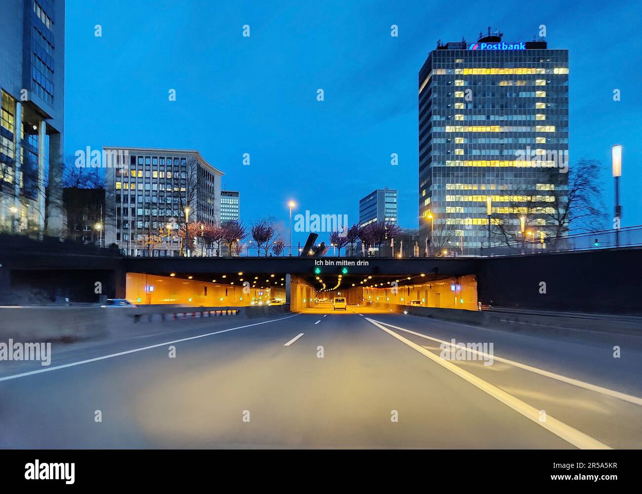 Lettering 'Ich bin mitten drin' ('I'm in the middle') on the A 40 ...