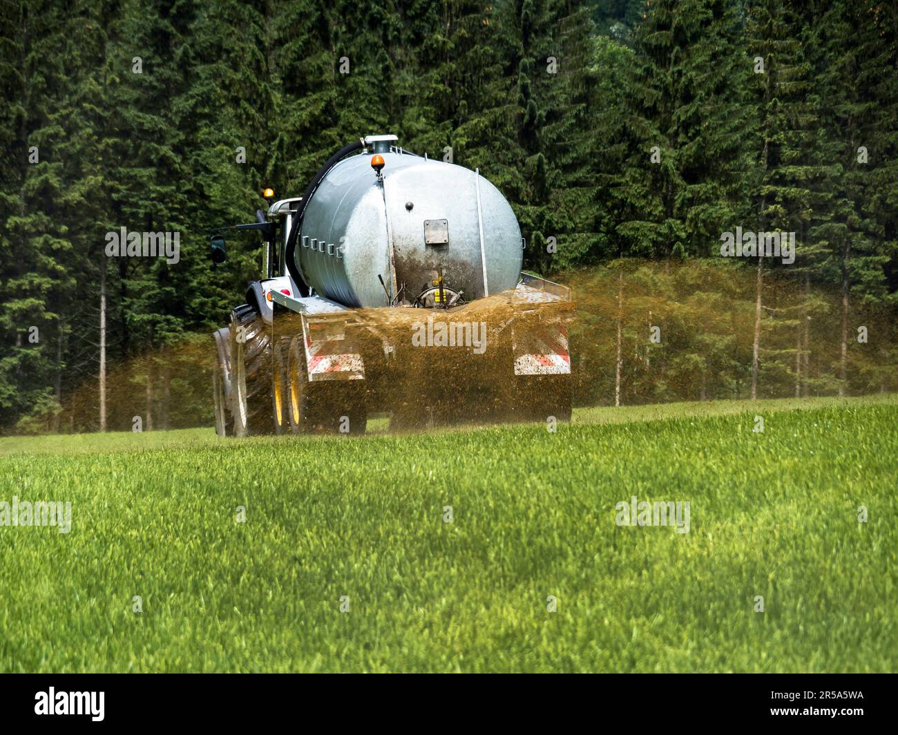 Fertilising hi-res stock photography and images - Alamy