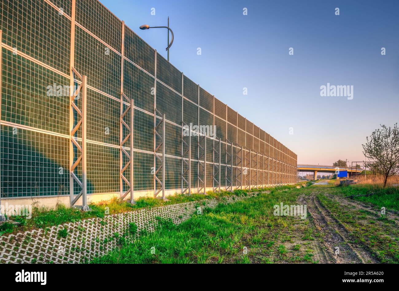Roadside soundproofing hi-res stock photography and images - Alamy